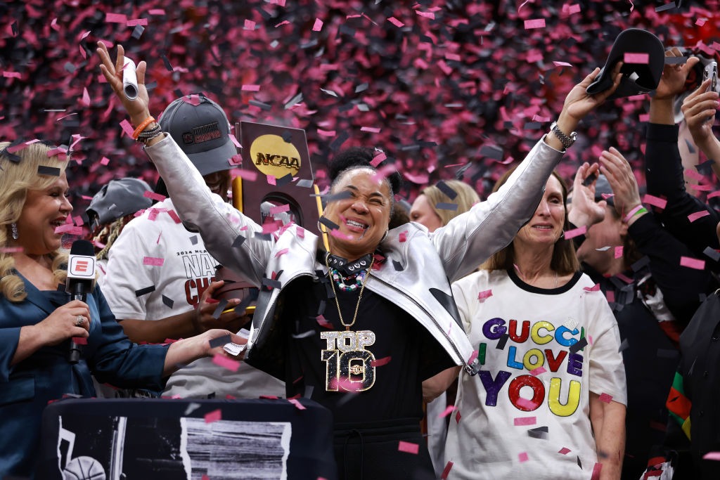 Dawn Staley Proves Again Why She's One Of The Greatest In All Of ...
